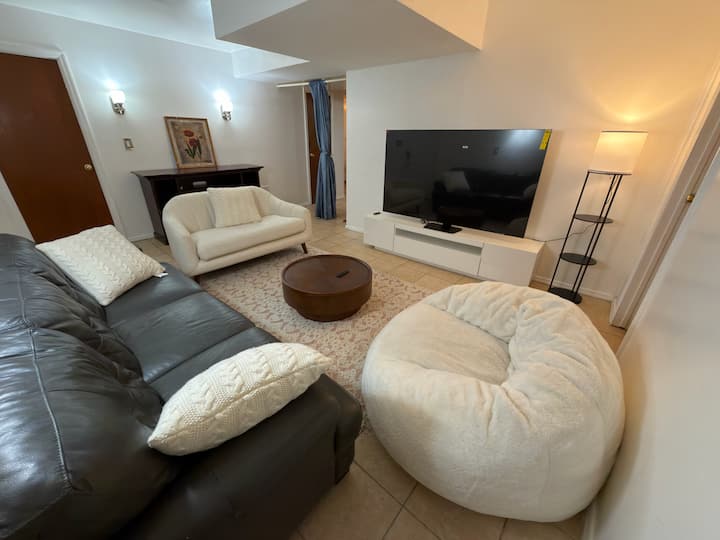 Spacious 2 Bedroom Close To Lag - Queens