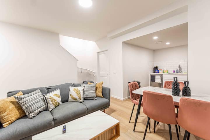 *Family Friendly 2-bdrms Legal Basement*sleep 4! - Edmonton, Canada