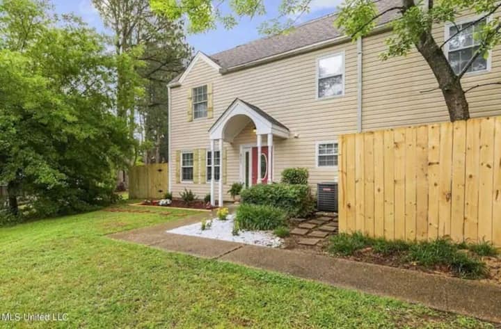 Old Hollywood Townhome | 2 Queen Beds, Luxe Bath - Ross R Barnett Reservoir, MS