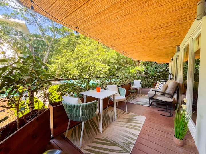 Modern Riverside Condo W/ Terrace, Pool & Gym - 