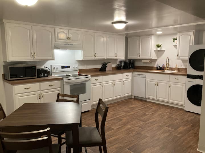 Cozy Northwest Billings Neighborhood Apartment - Billings, MT