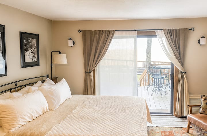 Coziest Condo 1st Floor Slopeside: Ski In /Ski Out - Wintergreen, VA