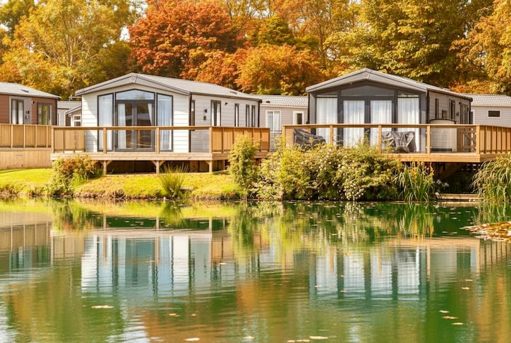 Autumn Lakefront Lodge - Fishing Lakes. - Malton