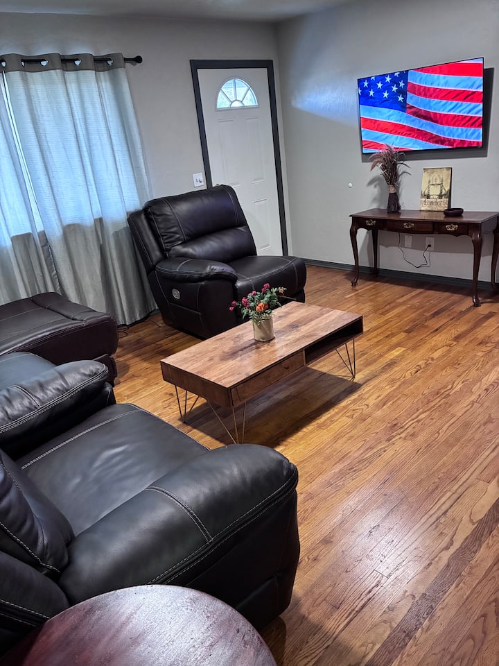 3-bed Home W/ Granite Kitchen & Enclosed Patio - Oklahoma City, OK