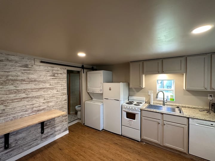 Cozy Bungalow Close To Famous Bbq Joint - Kansas City, MO