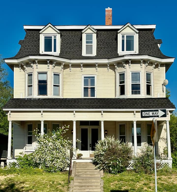 Downtown Luxury Apartment - Moscow, ID