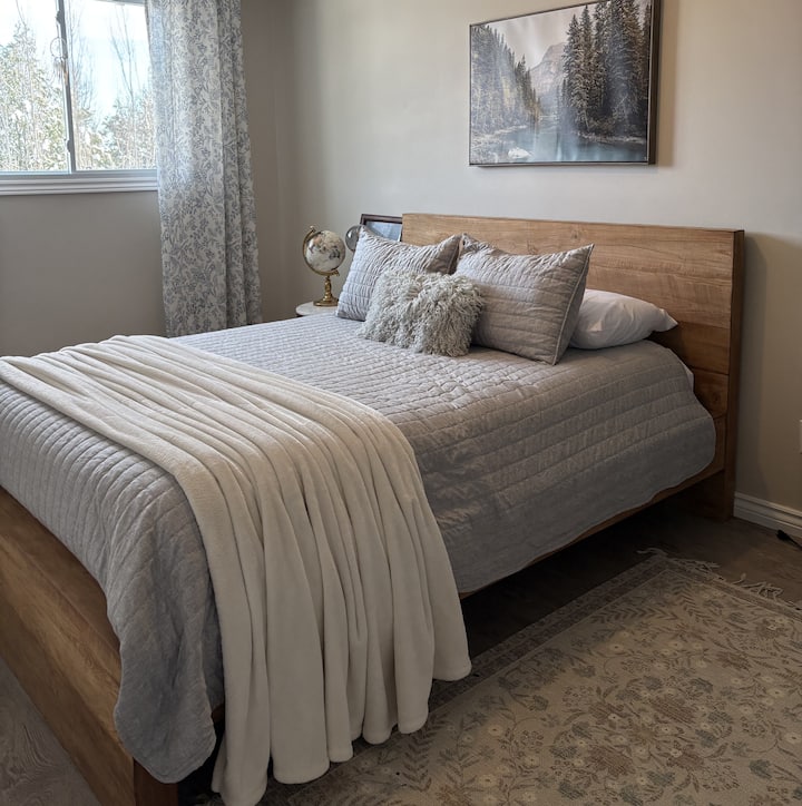 Private Room. Partially Shared Home. - Elliot Lake