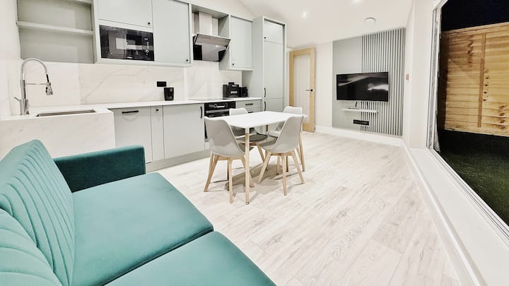 Fantastic 2 Bed 2 Bath Penthouse With Parking - London, UK