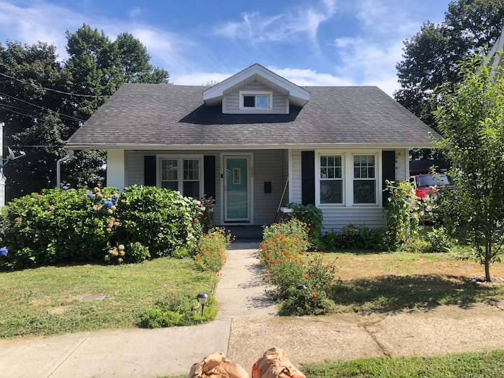Charming Bungalow In Quiet Neighborhood - Bridgeport, CT
