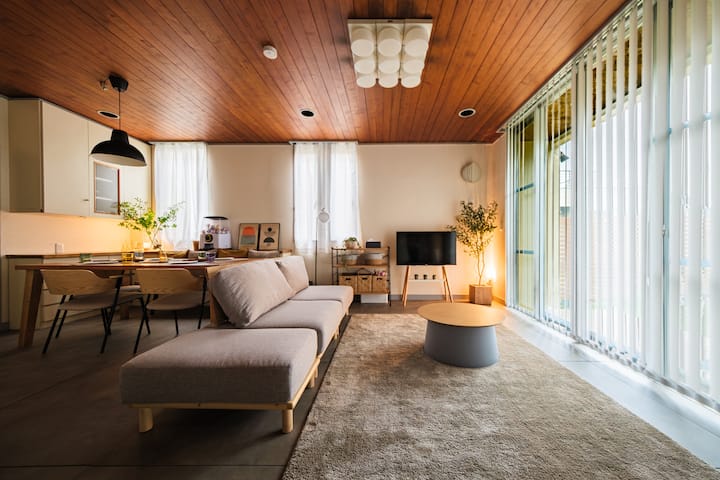 高崎駅車6分｜p3台・4寝室｜温泉・スキー・レジャー旅の拠点になるレトロモダン建築の一軒家 - Takasaki