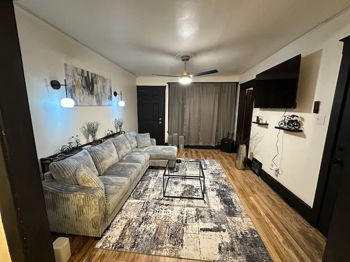 The Double Door Close To Grosse Pointe & Downtown - Detroit