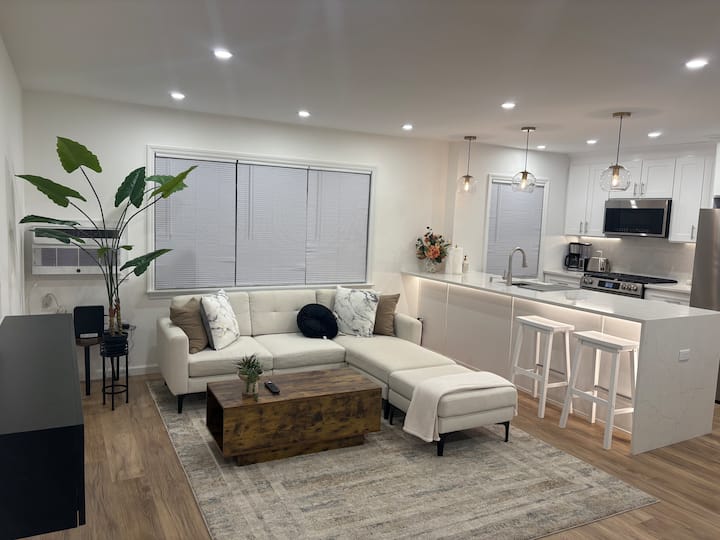 Luxury Apt W/ Ambient Lighting & Designer Comfort - 클리프턴