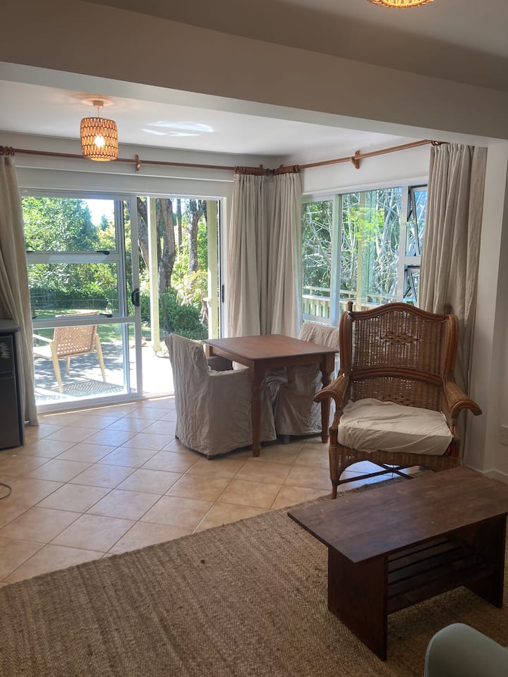 Sunny Secluded Hide-away In The Bush- In Town ! - Pauanui