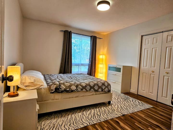 The Dini | Bright Top-floor 2br + Parking - North Bay