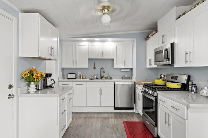 Jane's Home (Mr) | Walkable 3-bedroom Home - Milpitas, CA