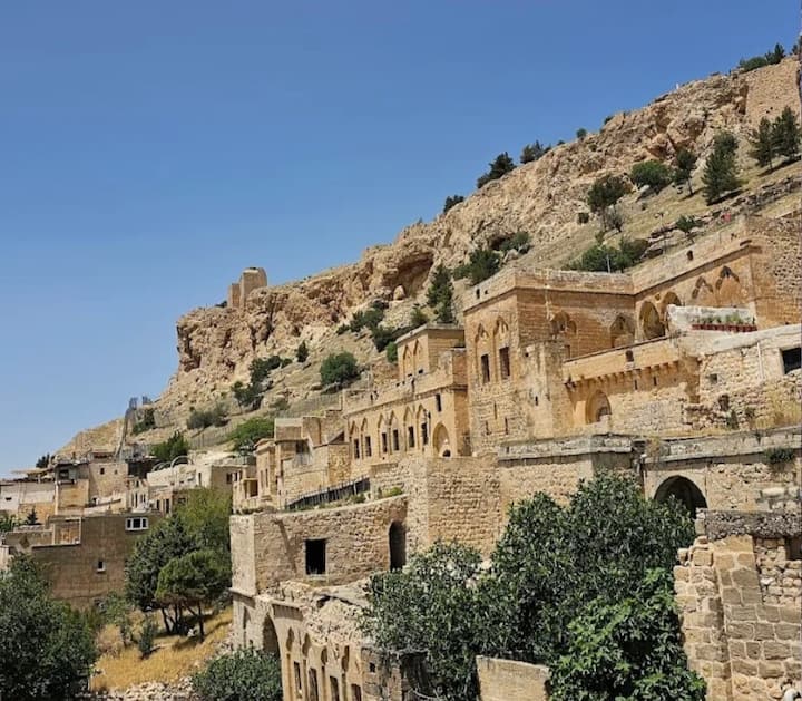 Tarihin Göbeğinde, Merkezde, Manzara, Iki Banyolu - Mardin