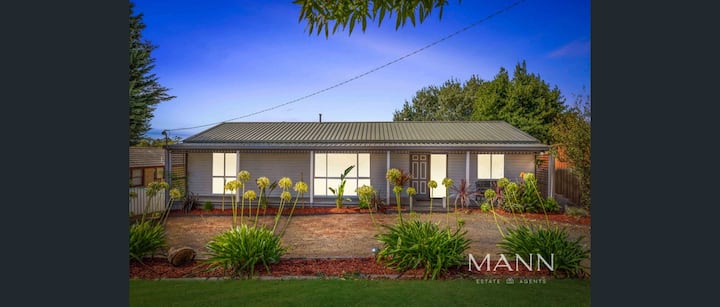 Cosy Family House + Huge Backyard! Close To Shops. - Kilmore