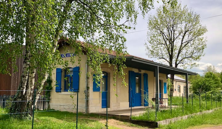 La Petite Maison Aux Volets Bleus. - Cluny