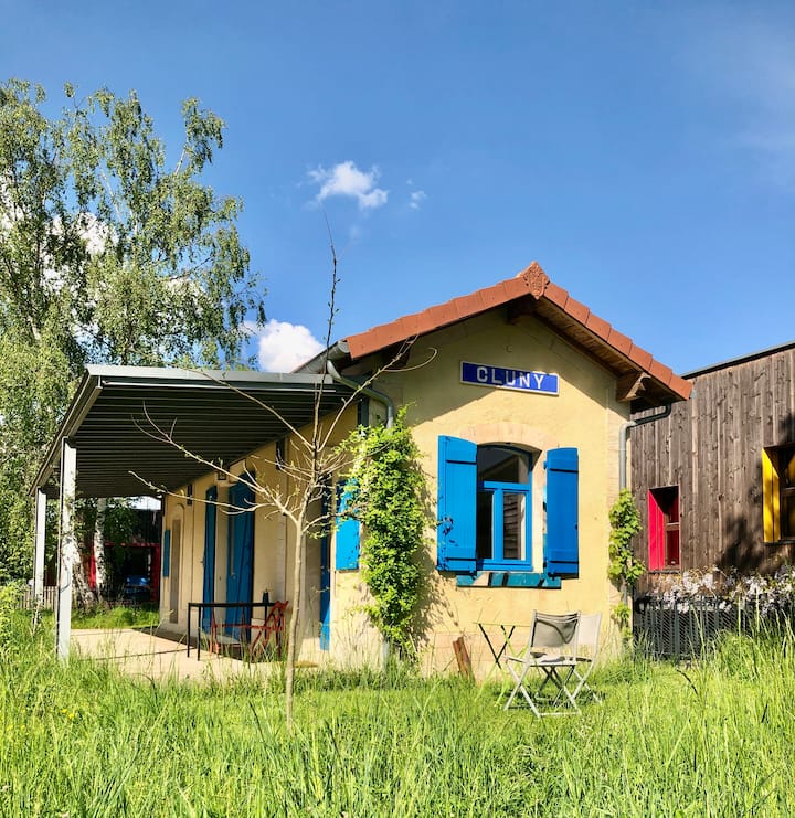 La Petite Maison Aux Volets Bleus. - Cluny