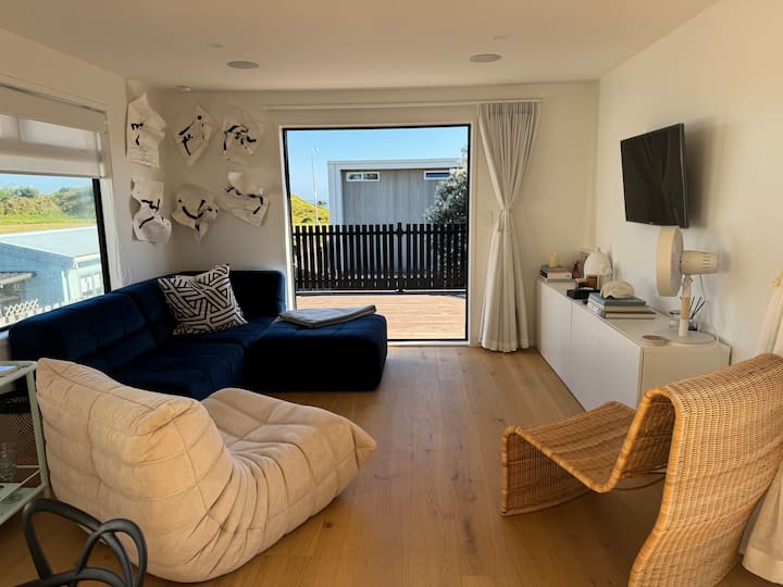 Modern Beach Retreat On Ocean Road - Ōhope