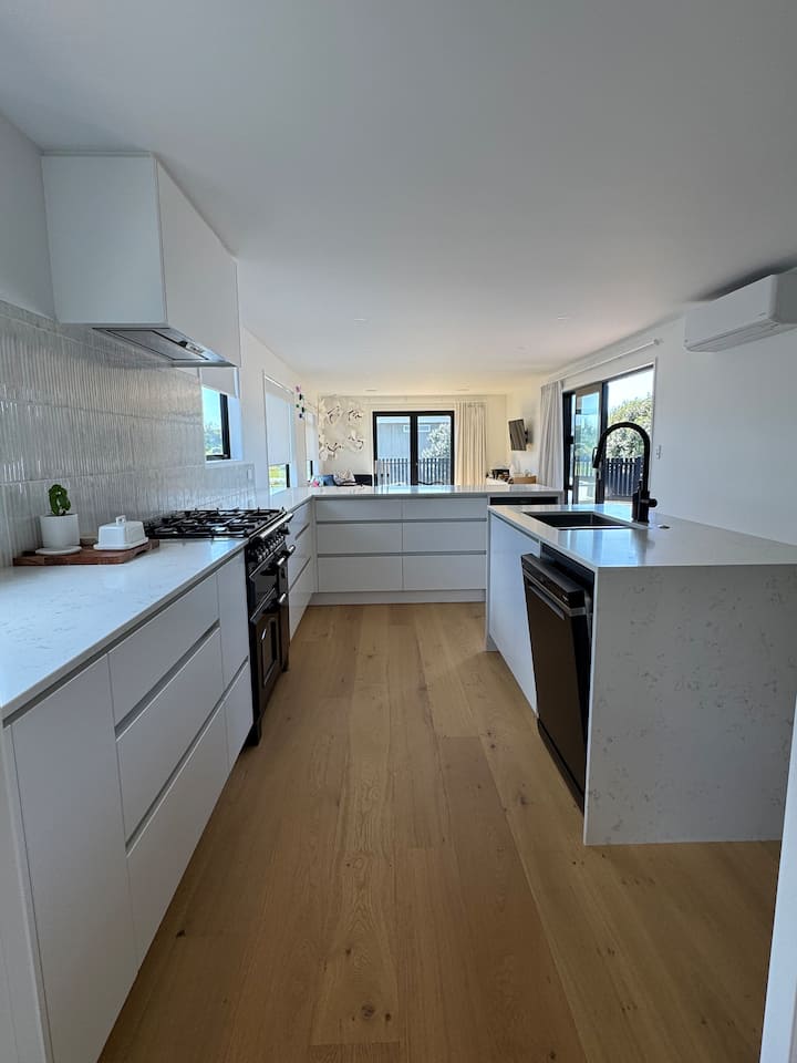 Modern Beach Retreat On Ocean Road - Ōhope