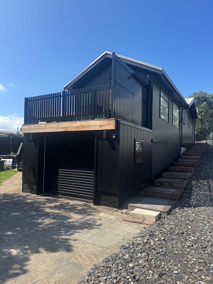 Modern Beach Retreat On Ocean Road - Whakatane