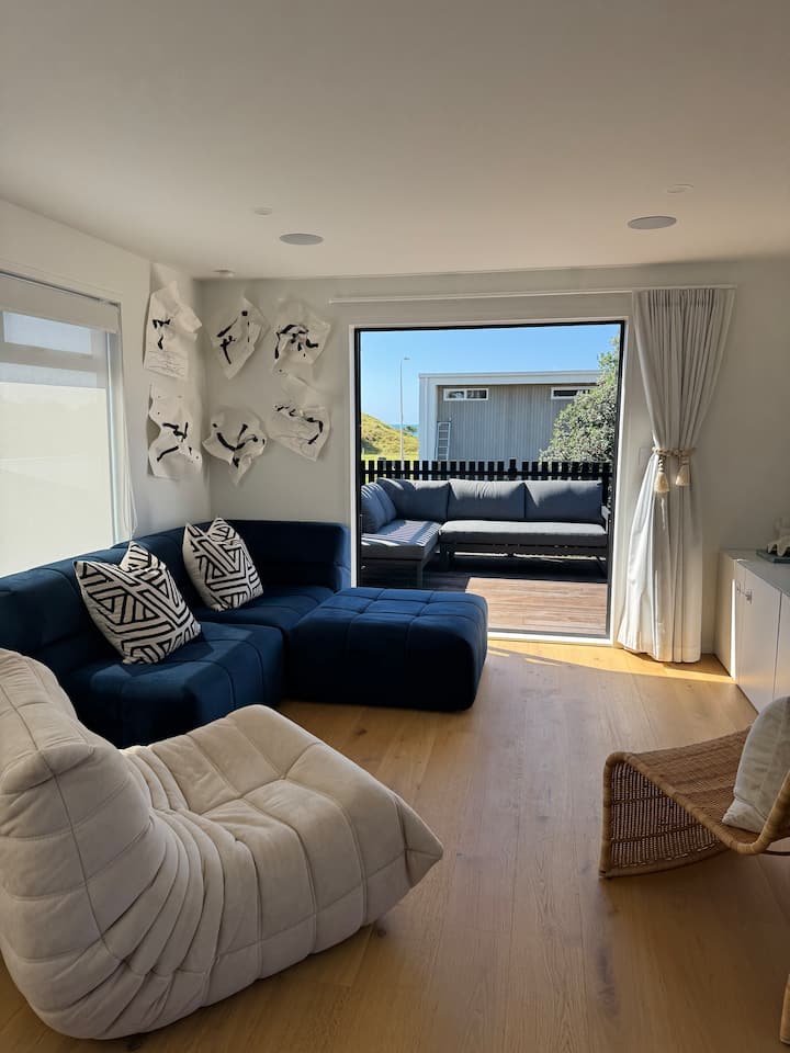 Modern Beach Retreat On Ocean Road - Ōhope
