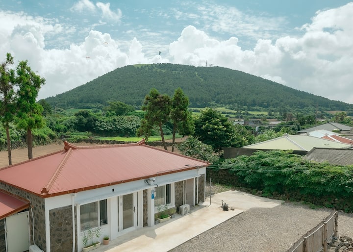 [제주서쪽] 금오름이 보이는 감성 독채 돌집 '모슬민박' - Jeju-si