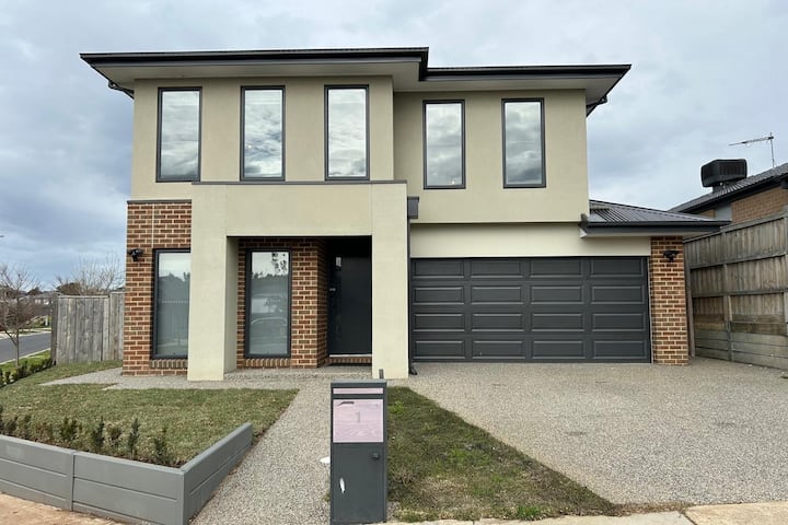 Home In Sunbury Close To Airport. Public Transport - Sunbury