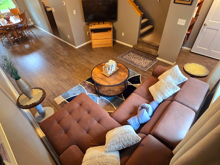 *New* Clean, Cozy & Convenient Modern 2br 3bd Home - Fairbanks, AK