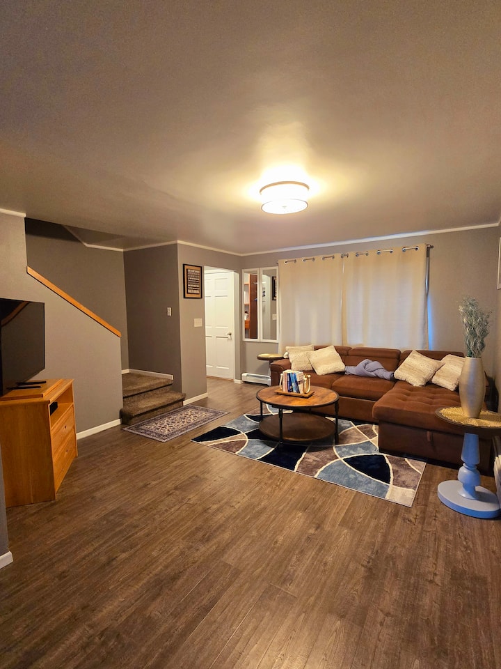 *New* Clean, Cozy & Convenient Modern 2br 3bd Home - Fairbanks, AK