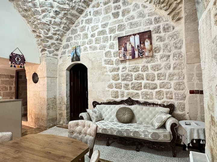 Taş Mimarisinin Otantiliği, Iki Banyolu, Merkezi. - Mardin