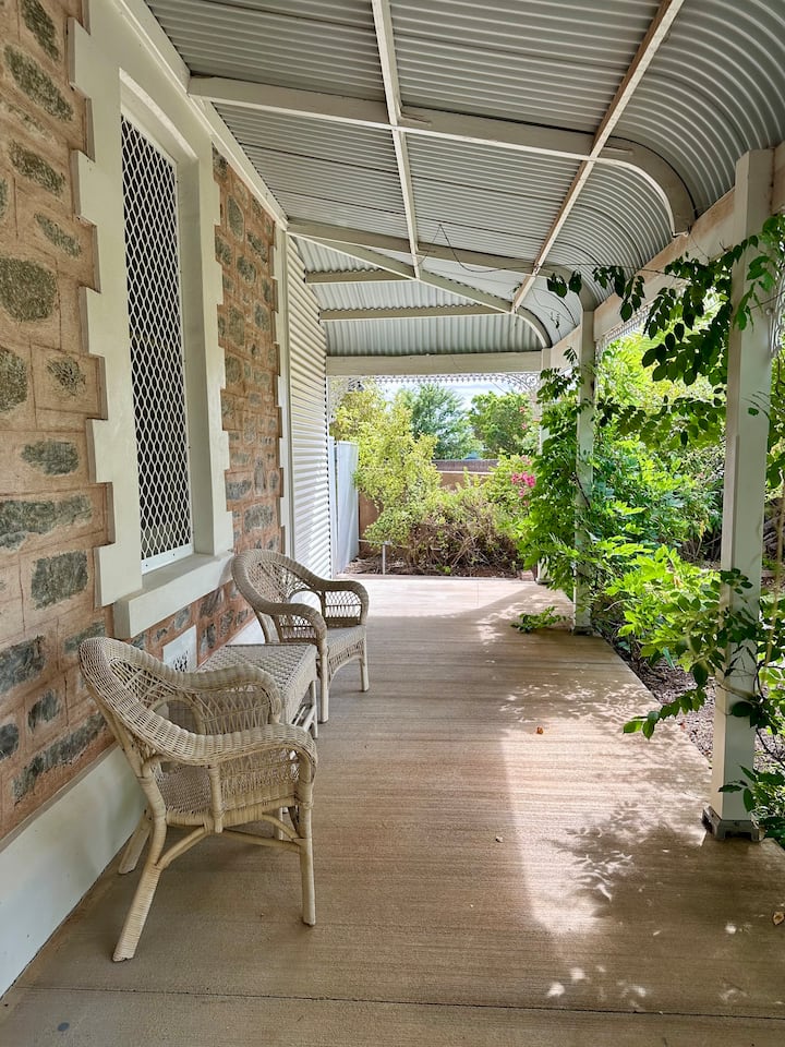 Owl House: Lovely 4bd Sandstone Home, Broken Hill - Broken Hill