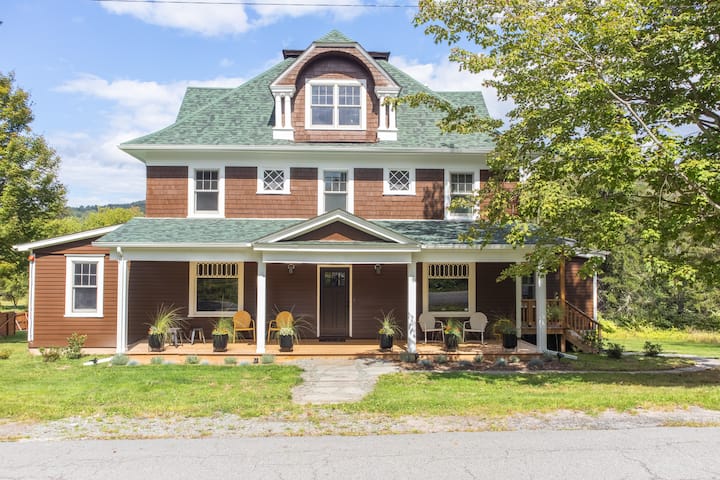 Morningwood Manor - Luxury Retreat With Hot Tub - Livingston Manor, NY