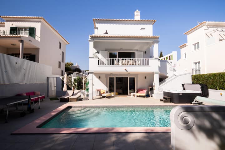 Amazing 4 Bedroom 4 Bathroom Villa "Casa Bangers" - Lagos