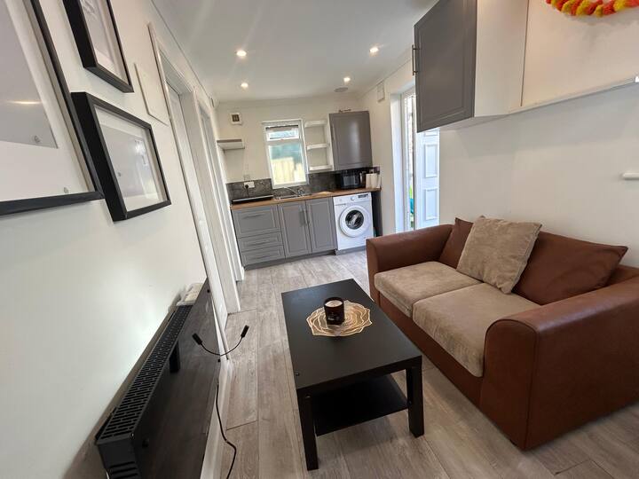 Modern Studio Flat Near Goodmayes Station 0.8 Mi - Barking