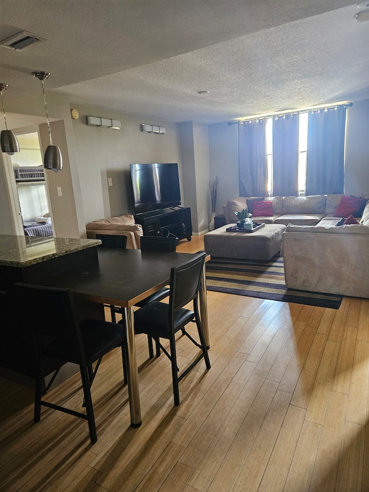 Near Clearwater Beach! 2 Br/2 Ba, Laundry, Pool - Clearwater