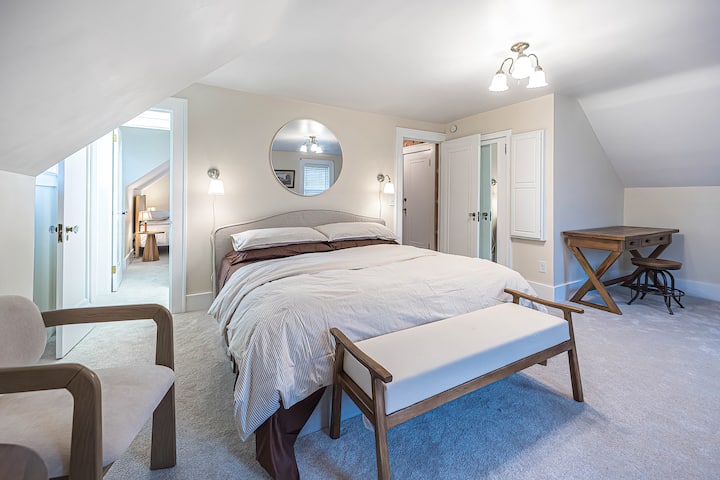 Central 4br/2ba Huge House | Sleeps 8 | Bring Pets - Erie, PA