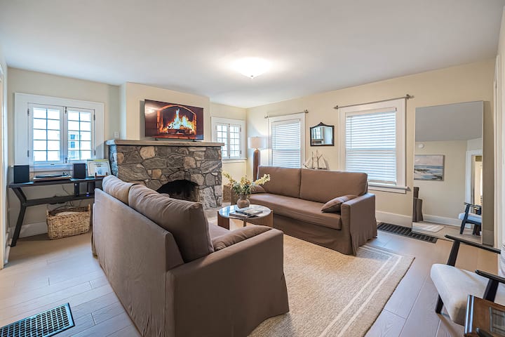 Charming And Cozy 4br/2ba • Pets Welcome! - Erie, PA