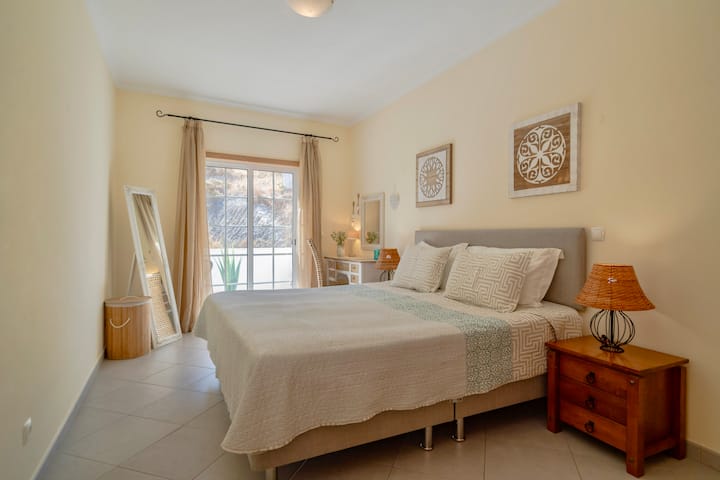 Central Apartment With 5 Min Flat Walk To Beach - Carvoeiro