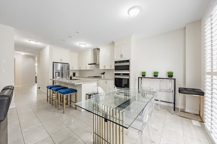 Luxury Family Retreat •4br+loft • Sleeps 10•oshawa - Oshawa