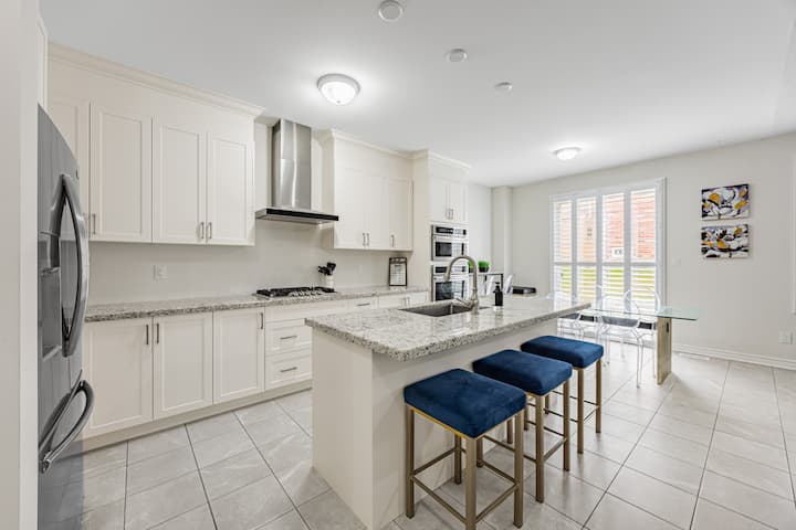 Luxury Family Retreat •4br+loft • Sleeps 10•oshawa - Oshawa