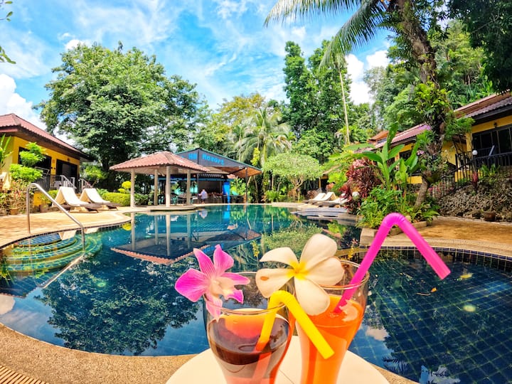 芭东度假风泳池别墅酒店大床房 - Patong Beach