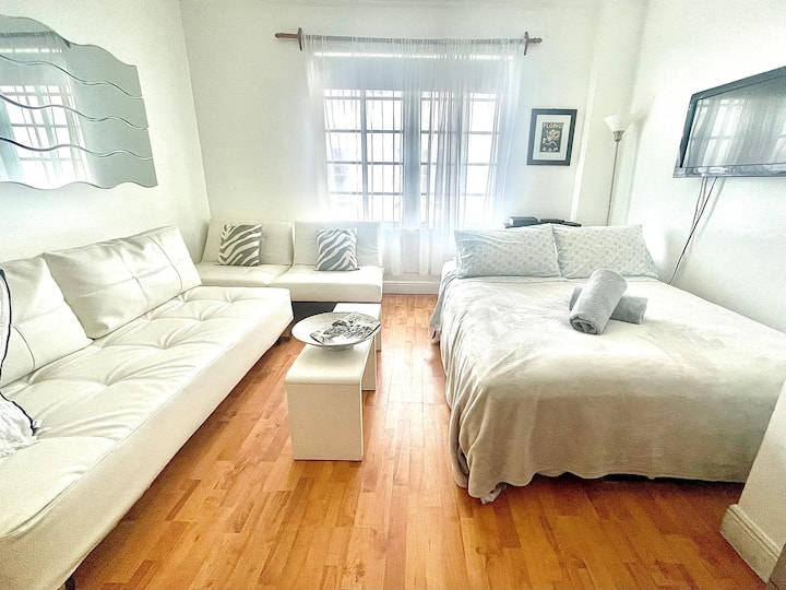 Ocean Drive Studio Steps To Beach & Nightlife - Miami Beach, FL