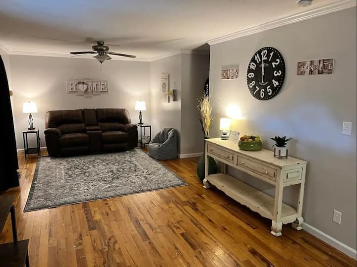 Peaceful House * Quiet Area * Large Beds - Guntersville, AL