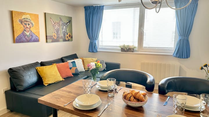 Central Apartment With 75" Tv+netflix - Andover