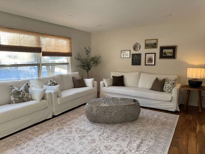 Olive + Oak - A Peaceful Family Retreat - Wayzata, MN