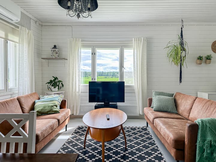 Maalaistalo Peltomaisemissa - Haapavesi