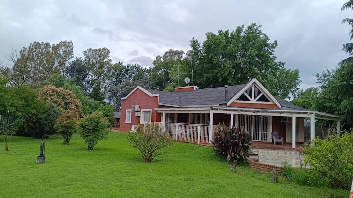 Casa
4 Ambientes, Parque Y Pileta. - Cañuelas