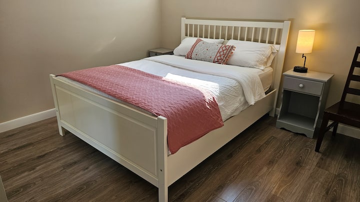 Cozy Stopover Near Banff & Canmore Clean & Simple - Cochrane